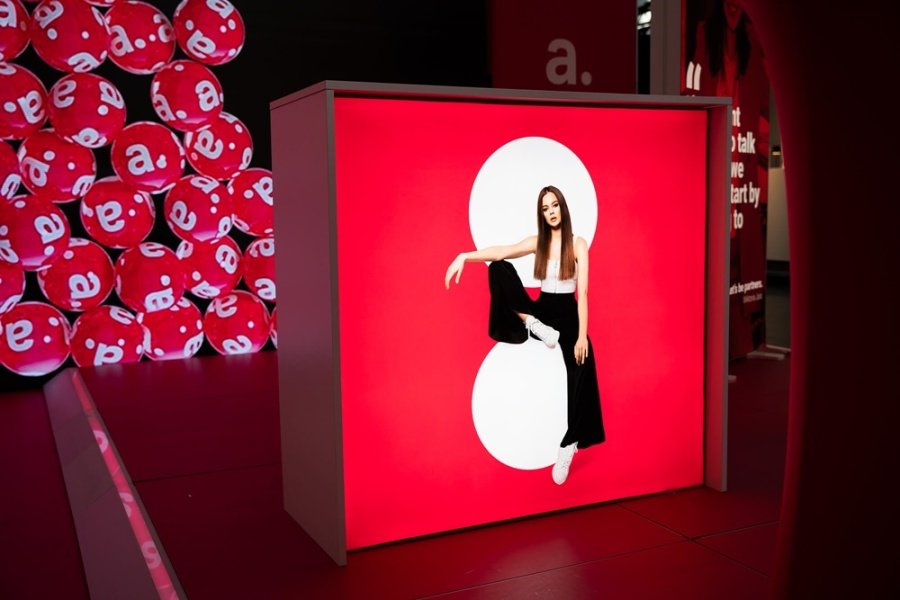 Šviečiantis renginių staliukas adTribune Expo - su spauda!