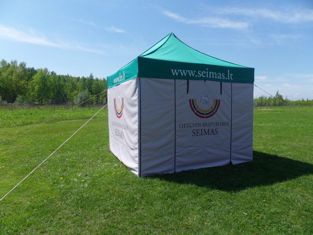 Prekybinės palapinės siena su durimis