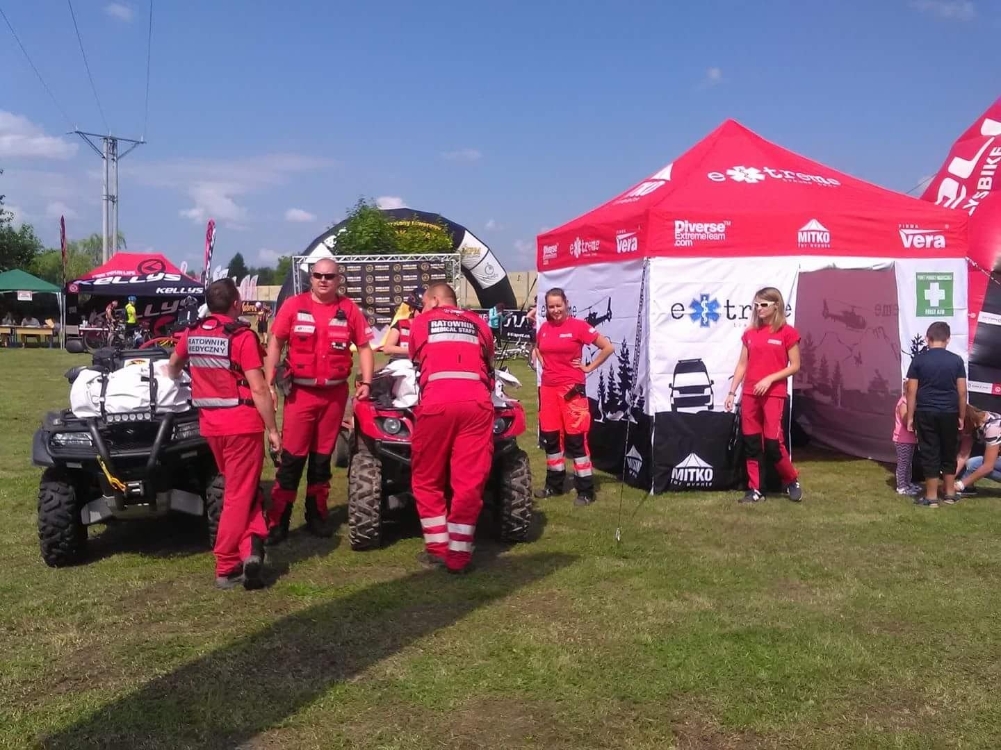 Prekybinės palapinės siena su durimis